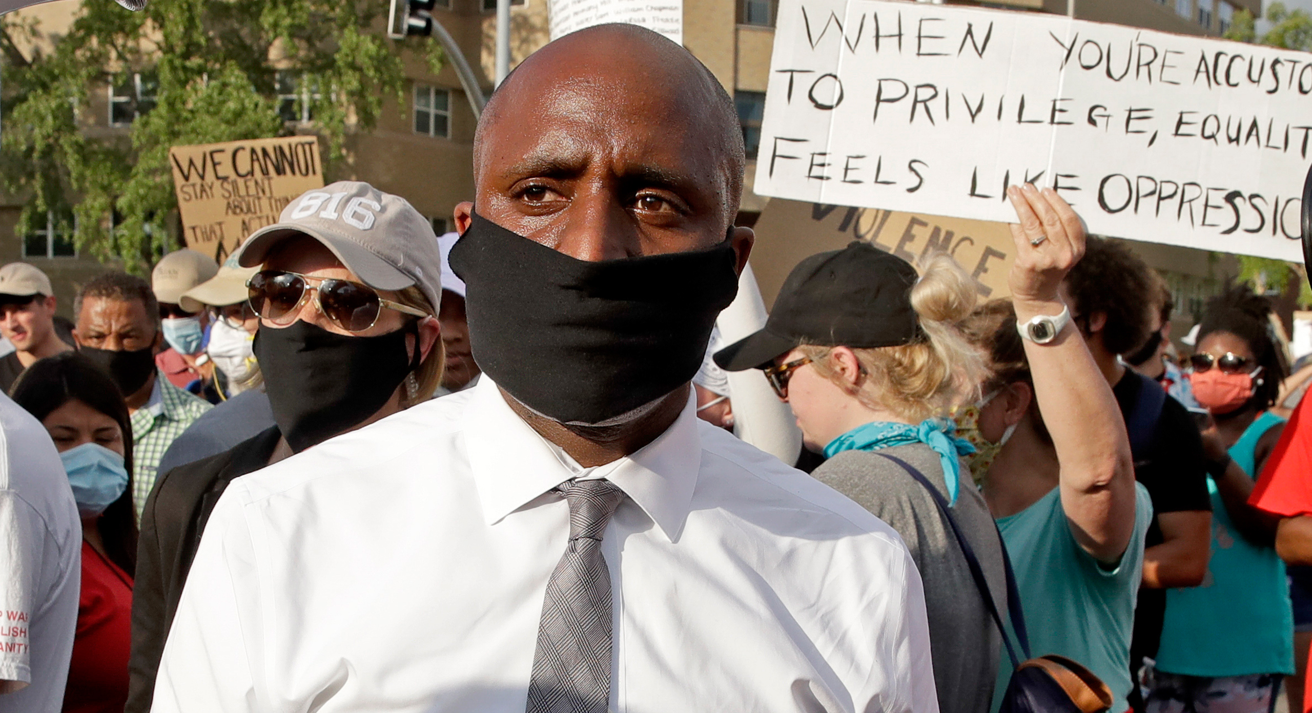 Kansas City mayor spot-checks social distancing at bars | News, Sports ...